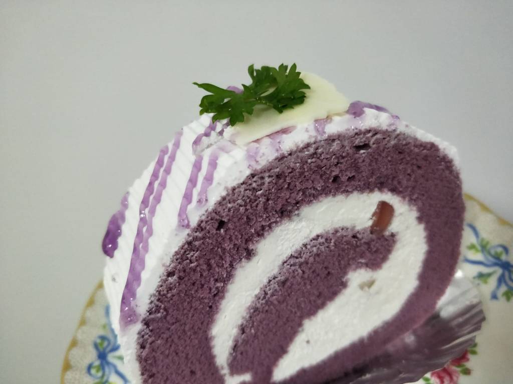 Grape & White Chocolate Swiss Roll at The Pine Garden – The Journey ...